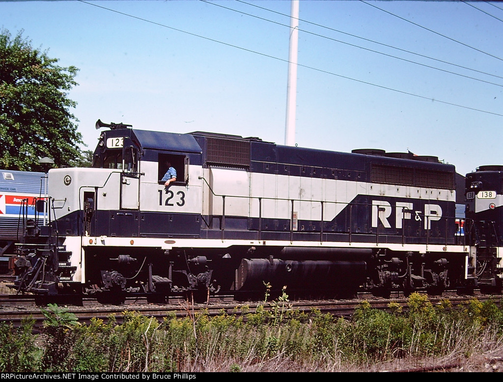 RF&P GP40 leads another southbound freight